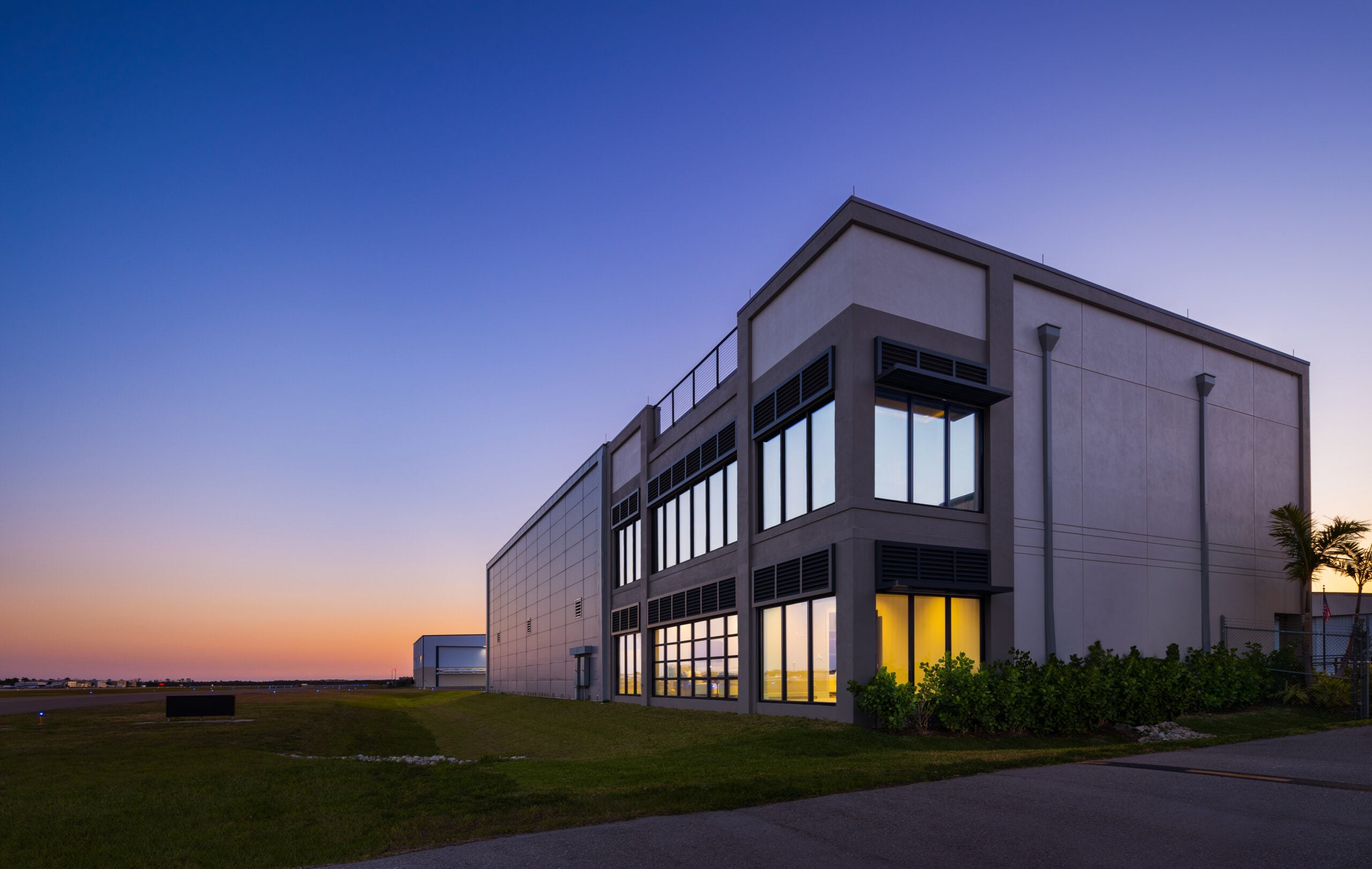 Naples Airport Hanger - MHK Architecture
